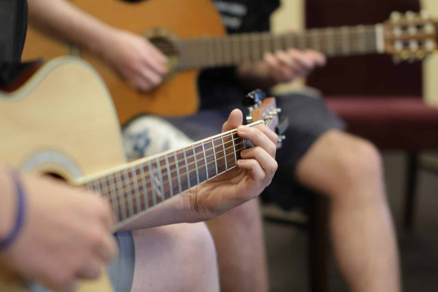 Grunnleggende gitargrep for nybegynnere - 8 grep - Gitaristene gitarskole